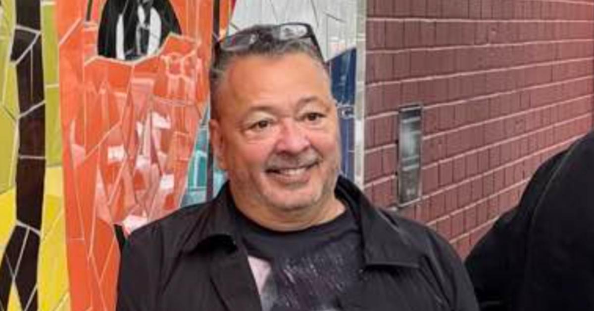 Normand Brathwaite découvre sa murale sur l’un des murs du Bain Mathieu ...