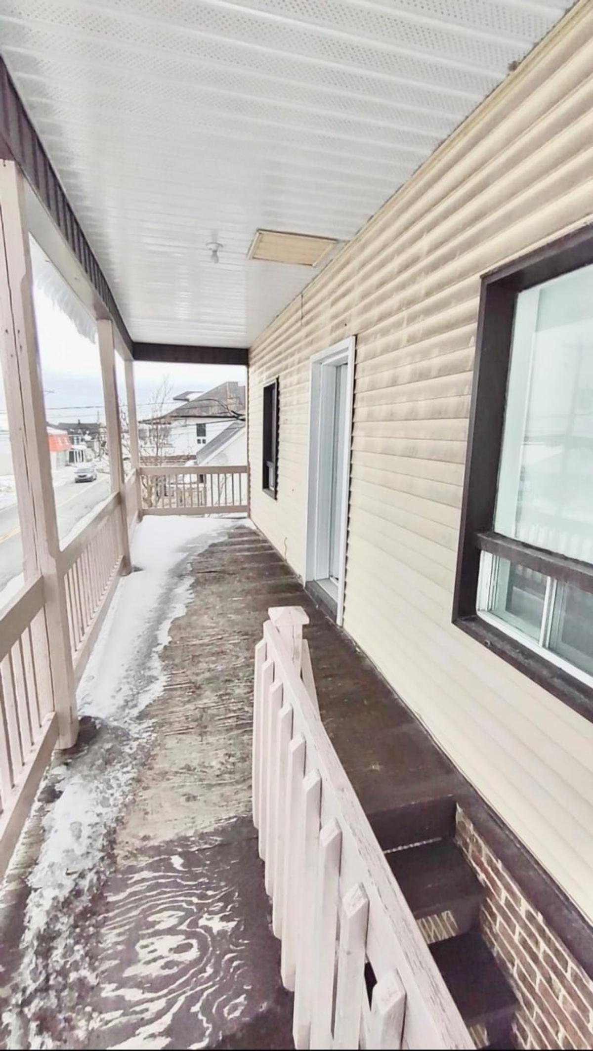 Ancien duplex devenu cottage de charme avec double garage sur la rue ...