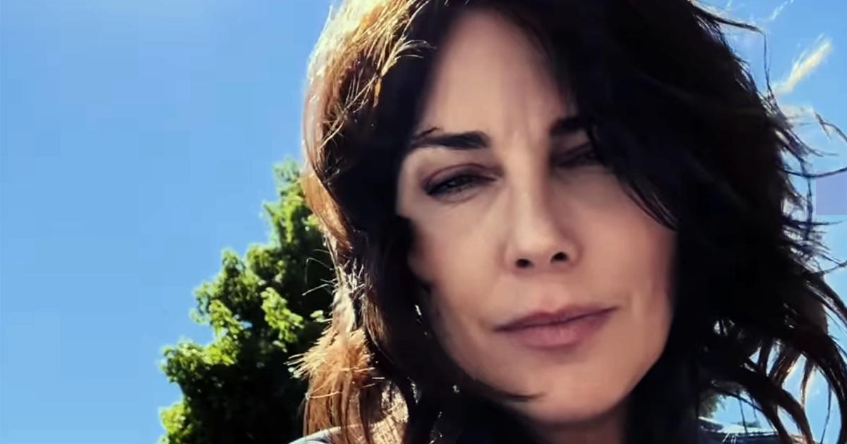 Gildor Roy pose pour une rare photo aux côtés de sa soeur Maxim Roy ...