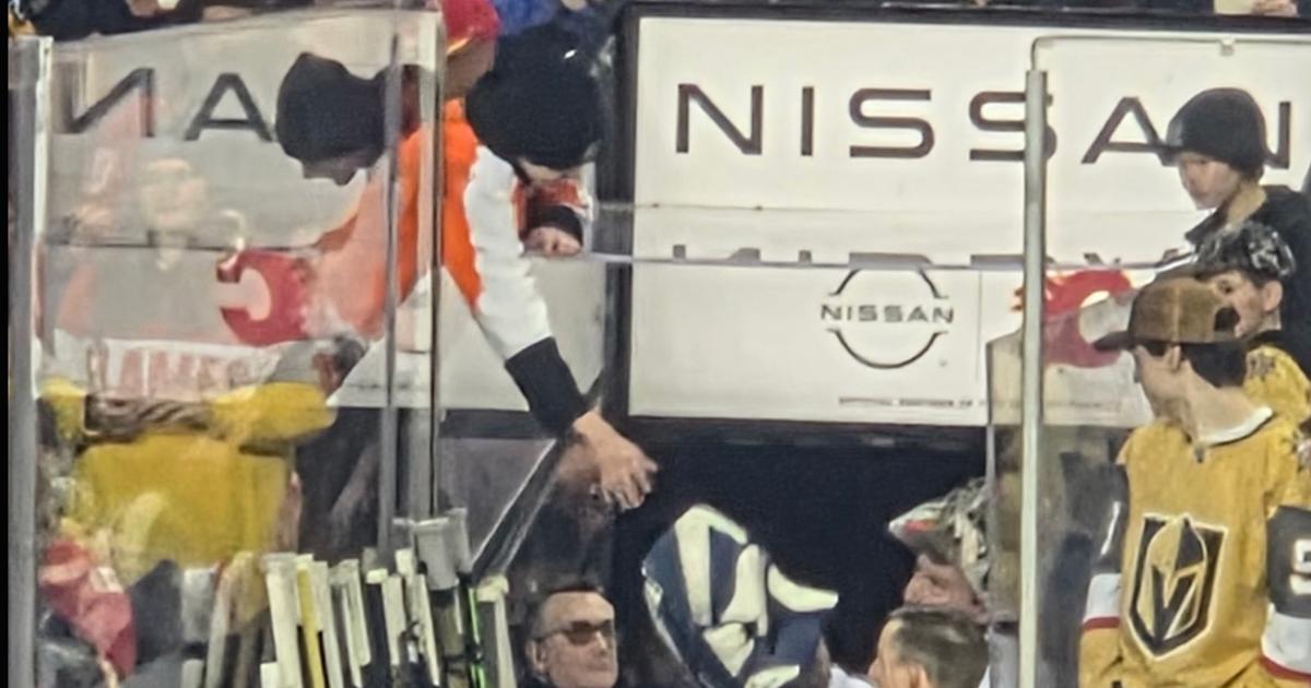 Carter Hart goes out of his way for a huge fan in Edmonton last night ...