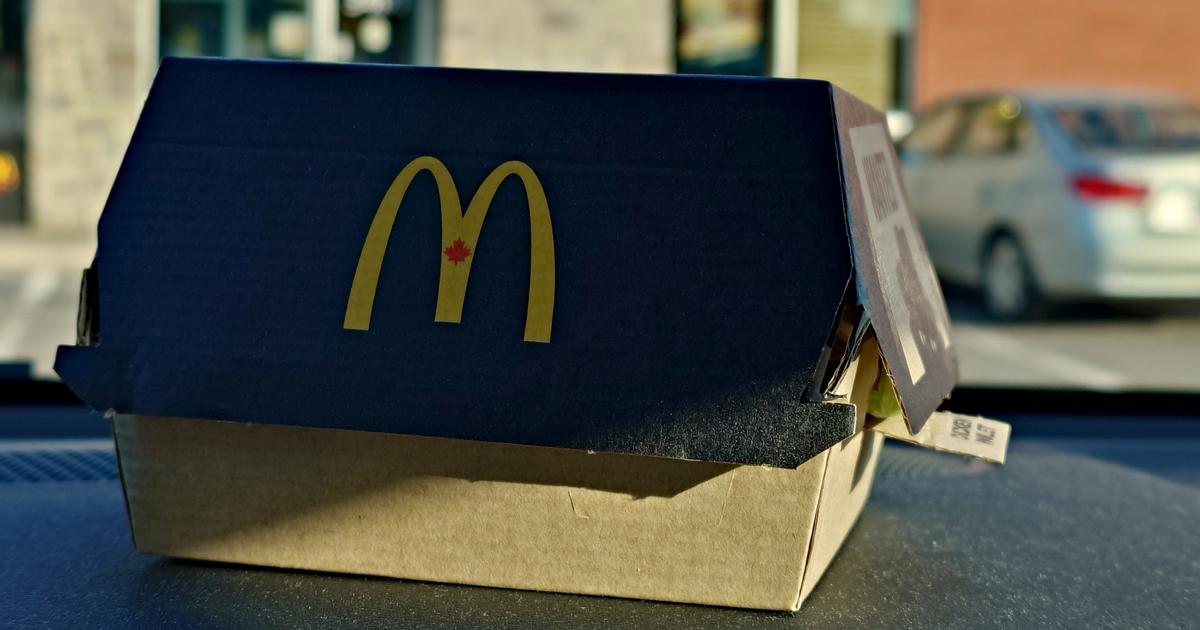 On a goûté au nouveau burger du McDonald's dont tout le monde parle et ...