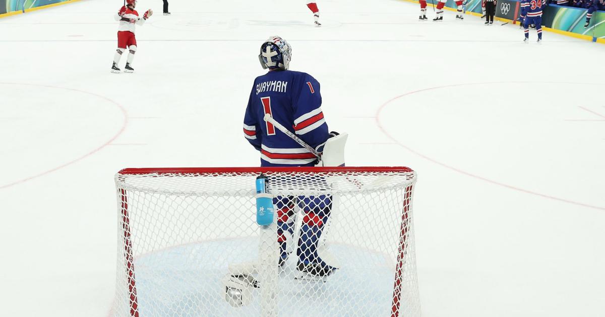 Jeremy Swayman accorde un but bizarre du centre de la glace qui donne l ...